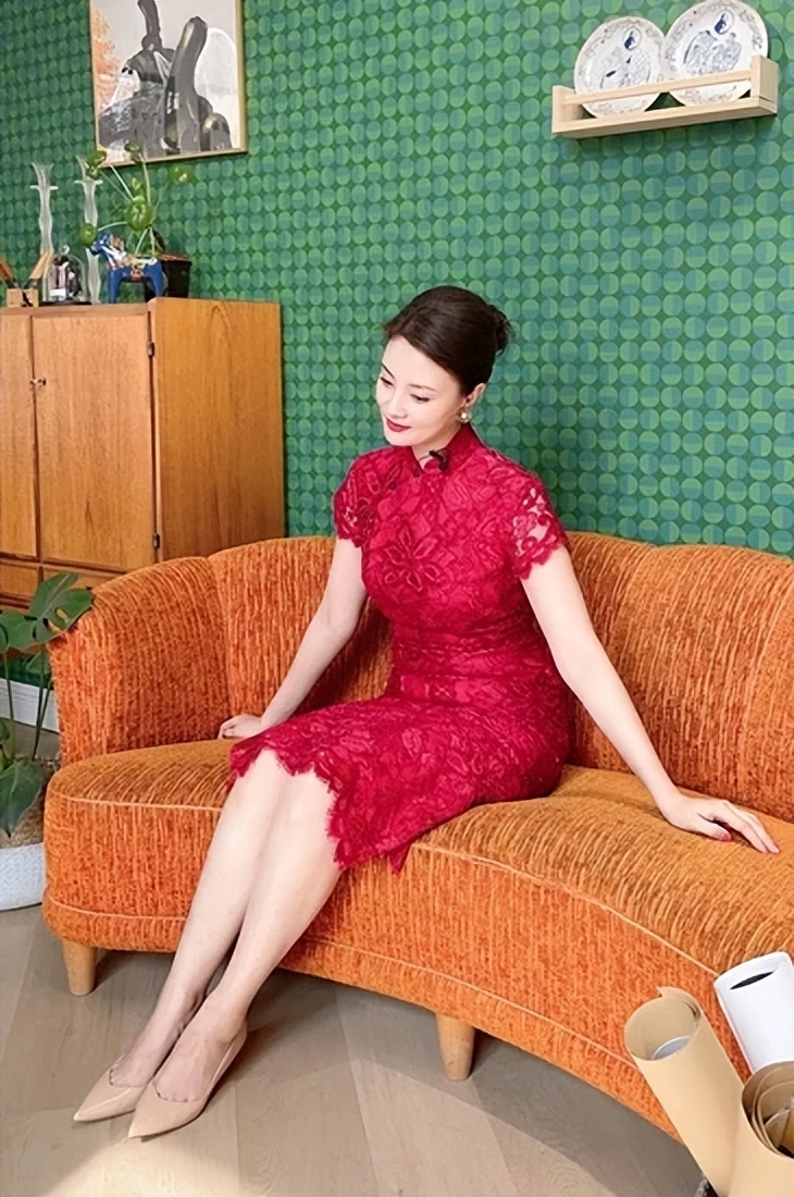 CCTV beauty host Liu Fangfei has photos without makeup, her skin is so ...