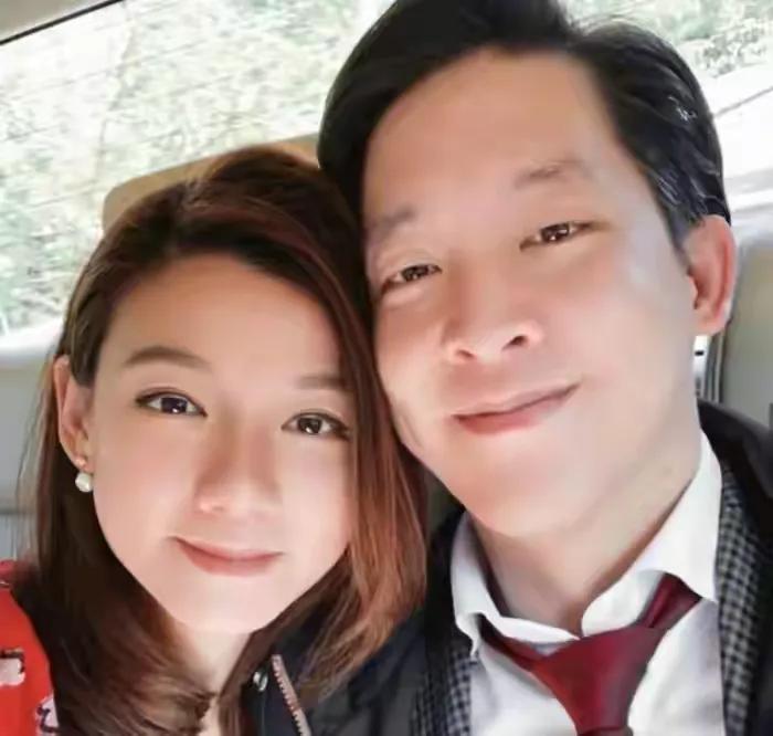 Zhu Lingling was invited to the wedding, and Luo Kangrui accompanied ...