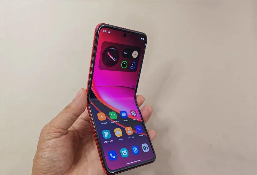 Folding screen enthusiasts have finally got their hands on the Motorola ...