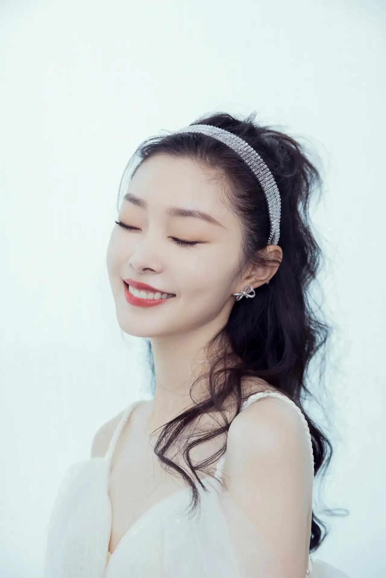 Song Yi's sweet picture - iNEWS