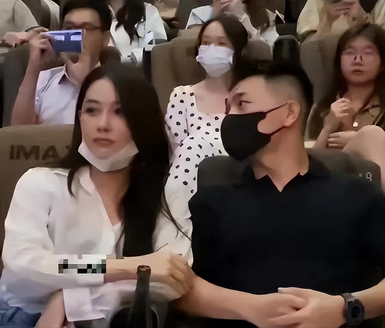 Zhang Xinyu and her military husband He Jie appeared in the movie theater to support Wang ...