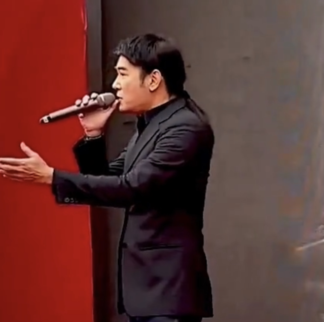 Jiao Enjun has no drama to shoot and frequently takes on open-air commercial performances, his ...