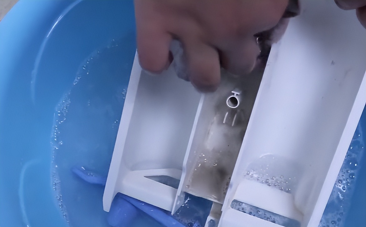 Many people use the washing box on the drum washing machine wrongly. No ...