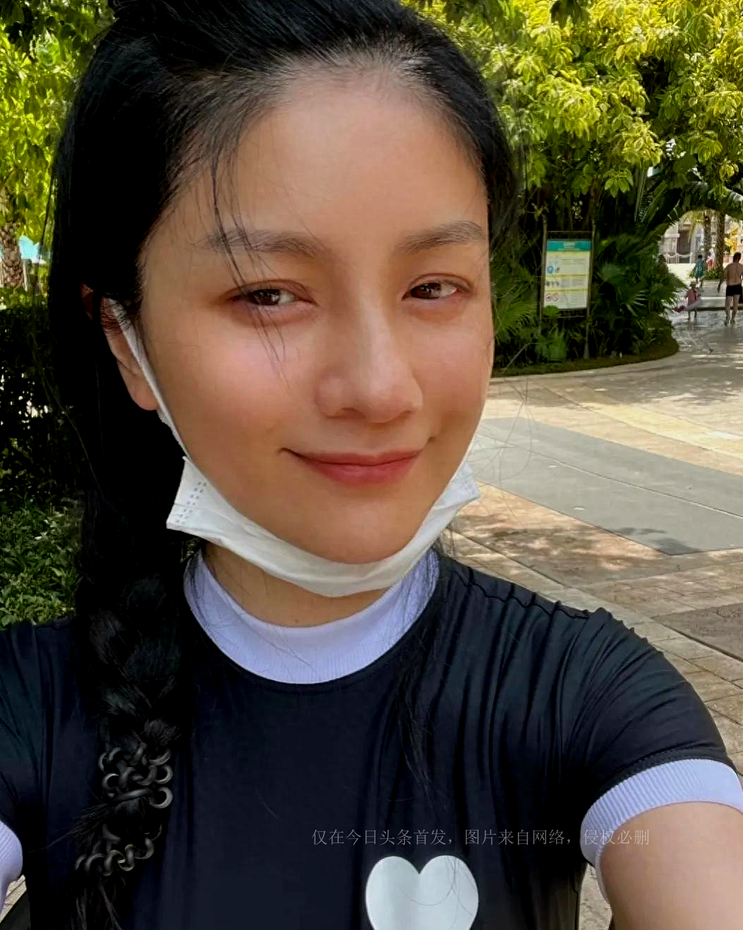 amazing! 47-year-old Hu Ke posted a family photo, the couple look like ...