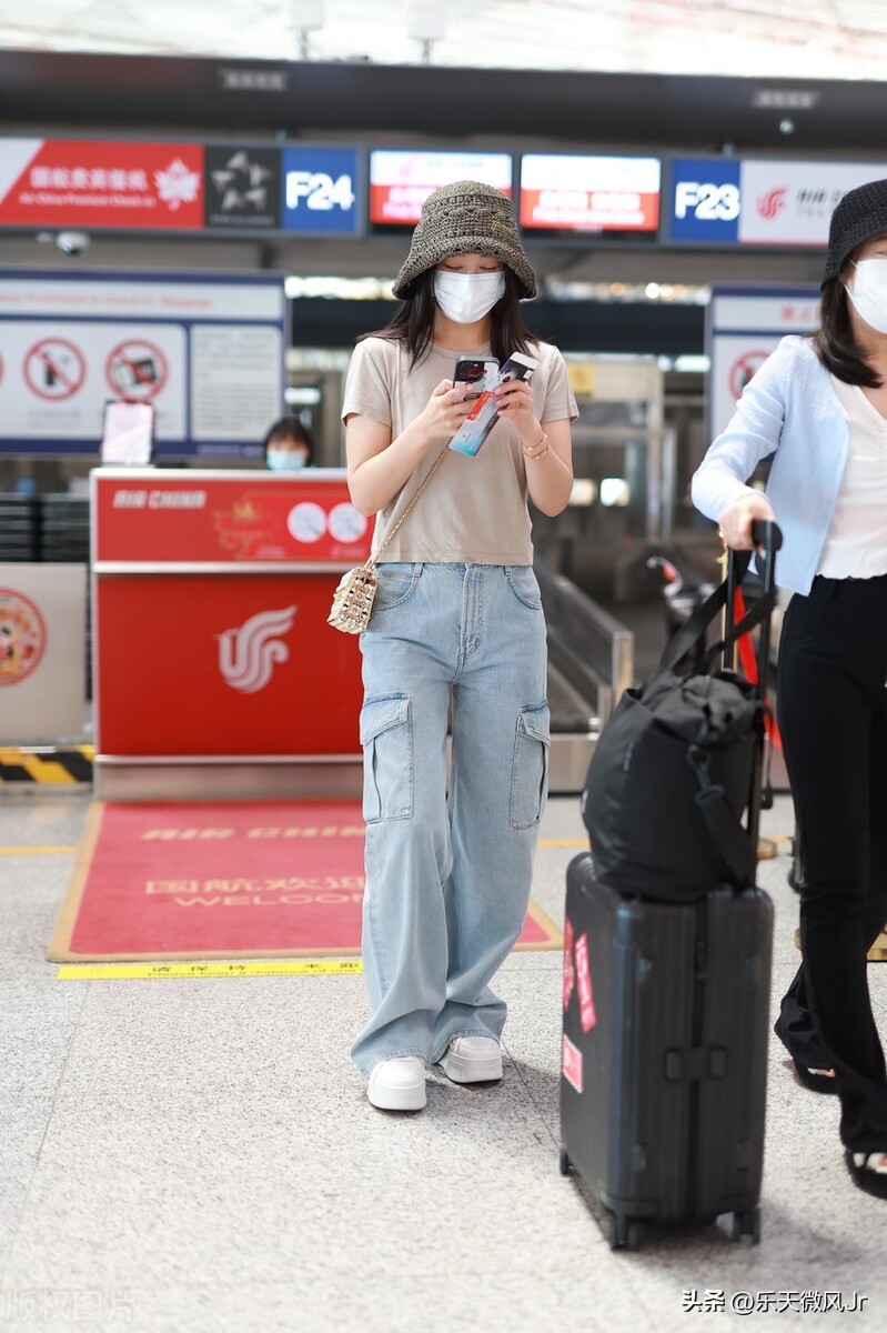 Yuan Shanshan appeared at Beijing Airport in a low-key manner - iMedia