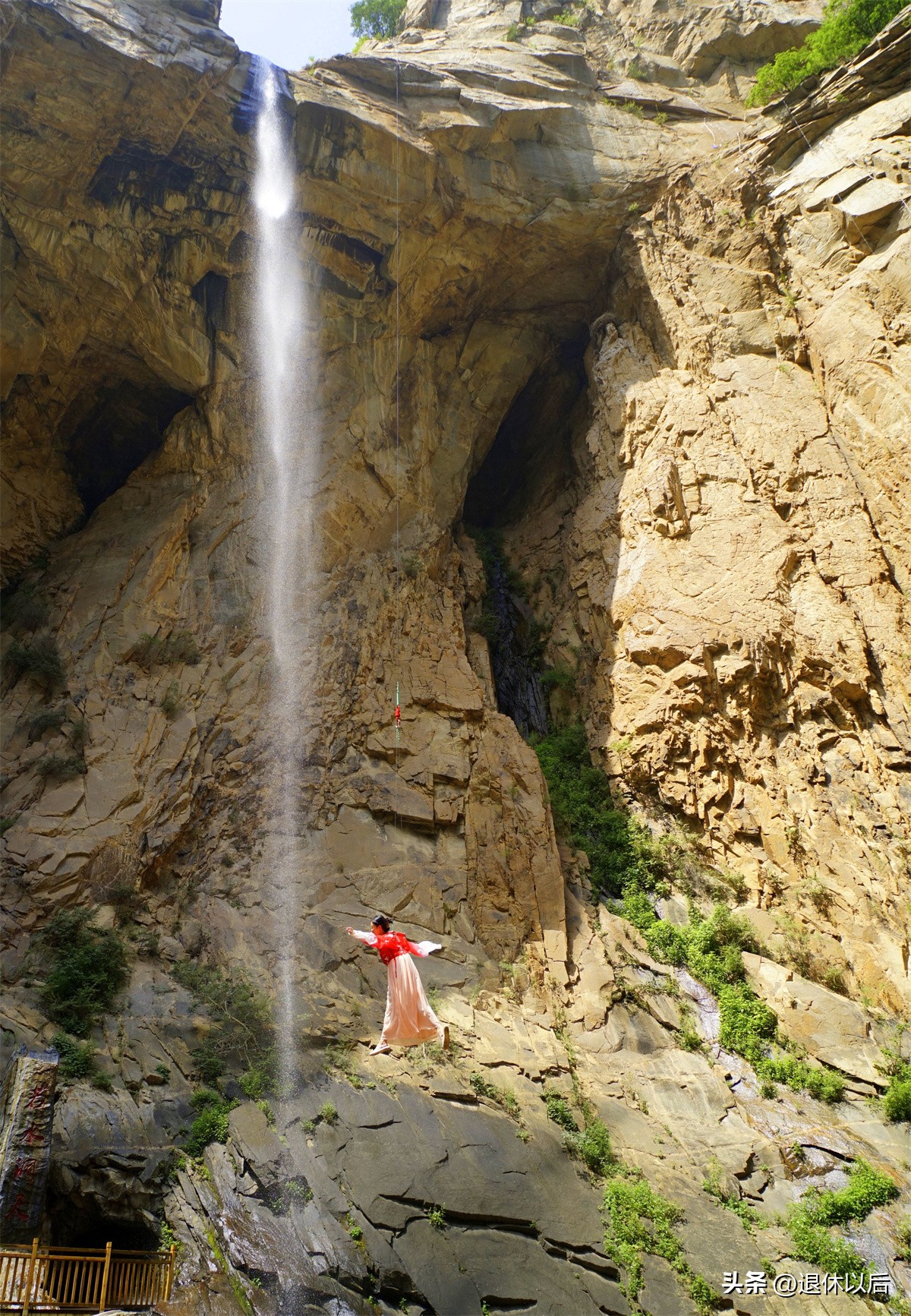 Thousand-foot Pearl Waterfall, as deep as a water hole, a summer resort ...
