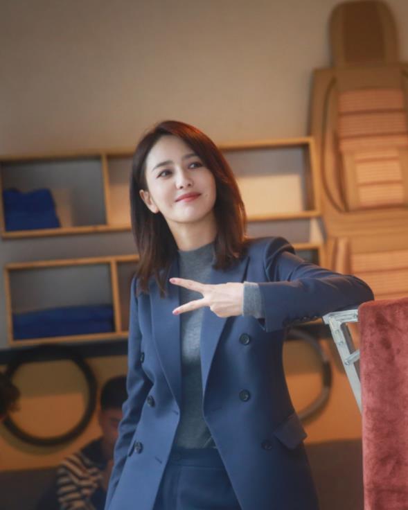 Less than two months after her divorce, Tong Liya's recent situation was exposed. Sure enough ...