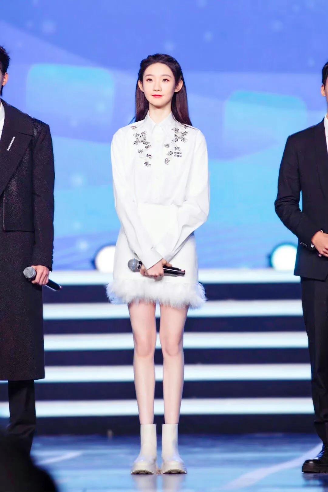 Zhang Yifan's long legs are so superior! Thin, straight and long! - iMedia