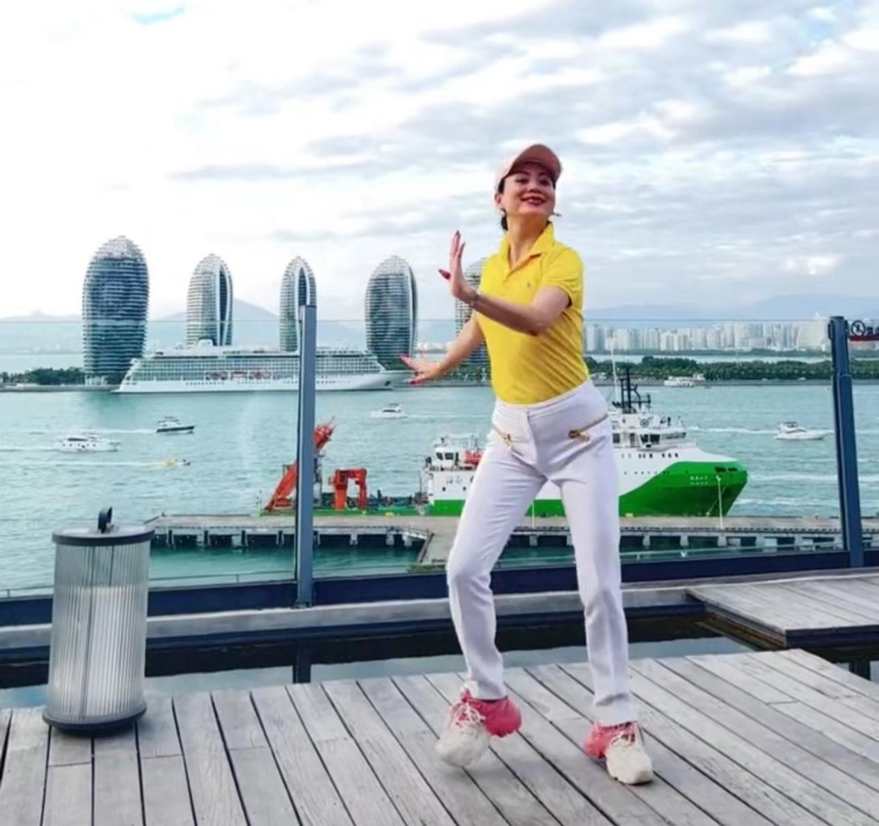 52-year-old Tan Mei dances outdoors and shows off her dancing posture ...