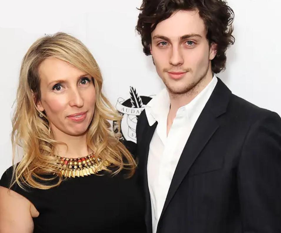 Well-known actor Aaron celebrates his 10th wedding anniversary!Kissing ...
