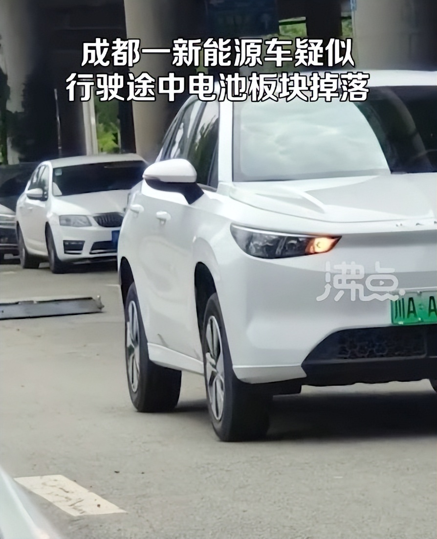 The battery pack of a model under Geely suddenly dropped while driving ...