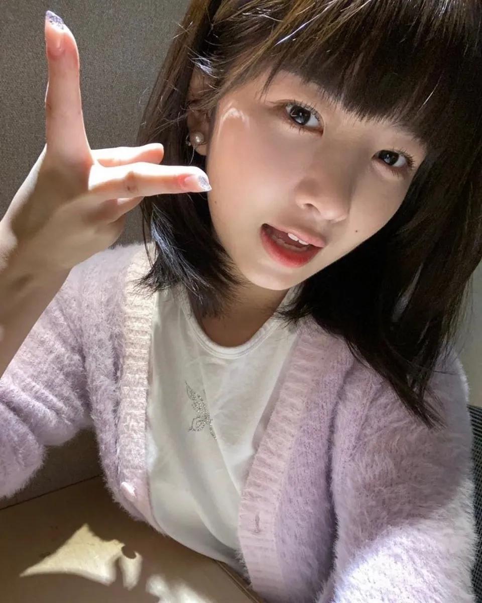 The latest photo pose!The meaning of "Gyaru Peace" that Korean girls ...