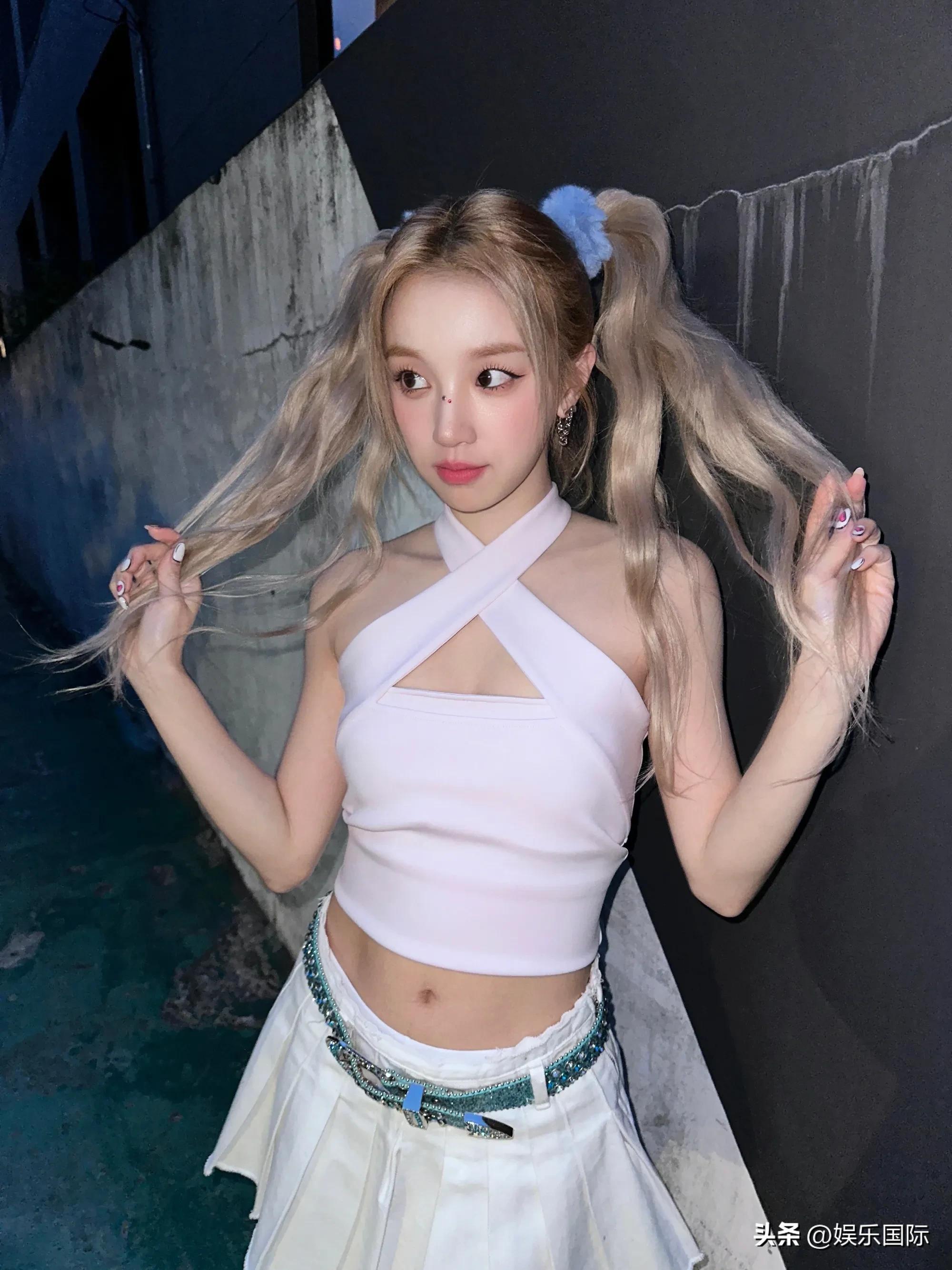 Song Yuqi wears double ponytails and wears a short skirt with flashing ...