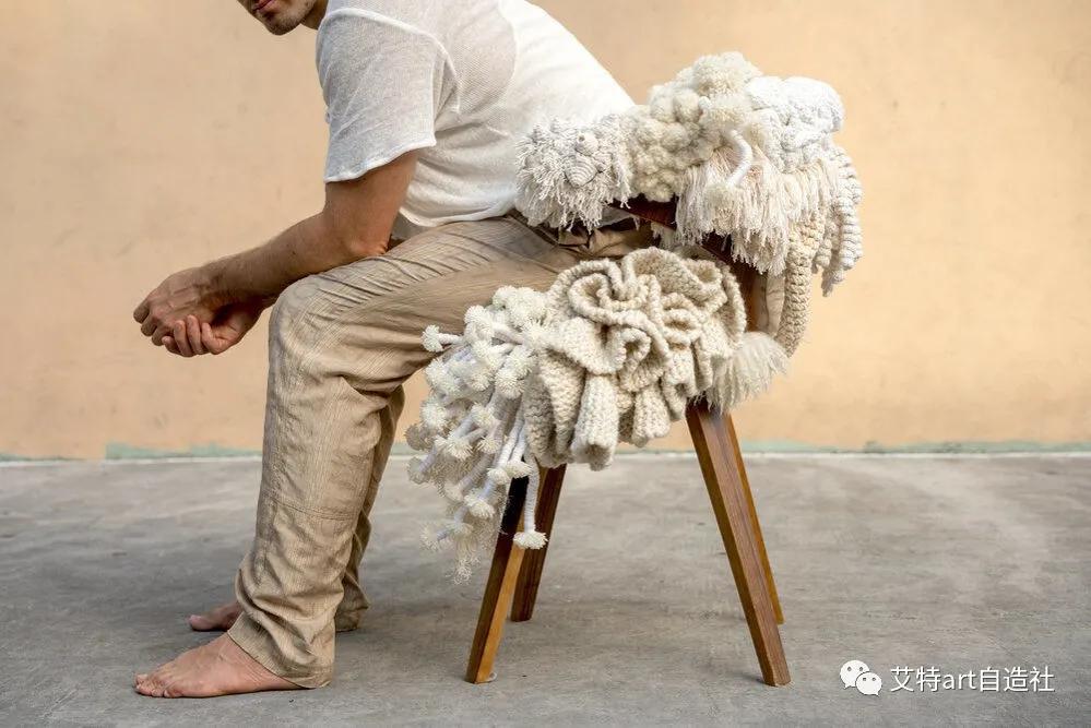 Eric Speer, a male artist who likes knitting wool - iNEWS