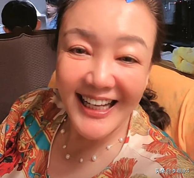 Wang Xiaofei's son took the initiative to say hello to the camera for ...