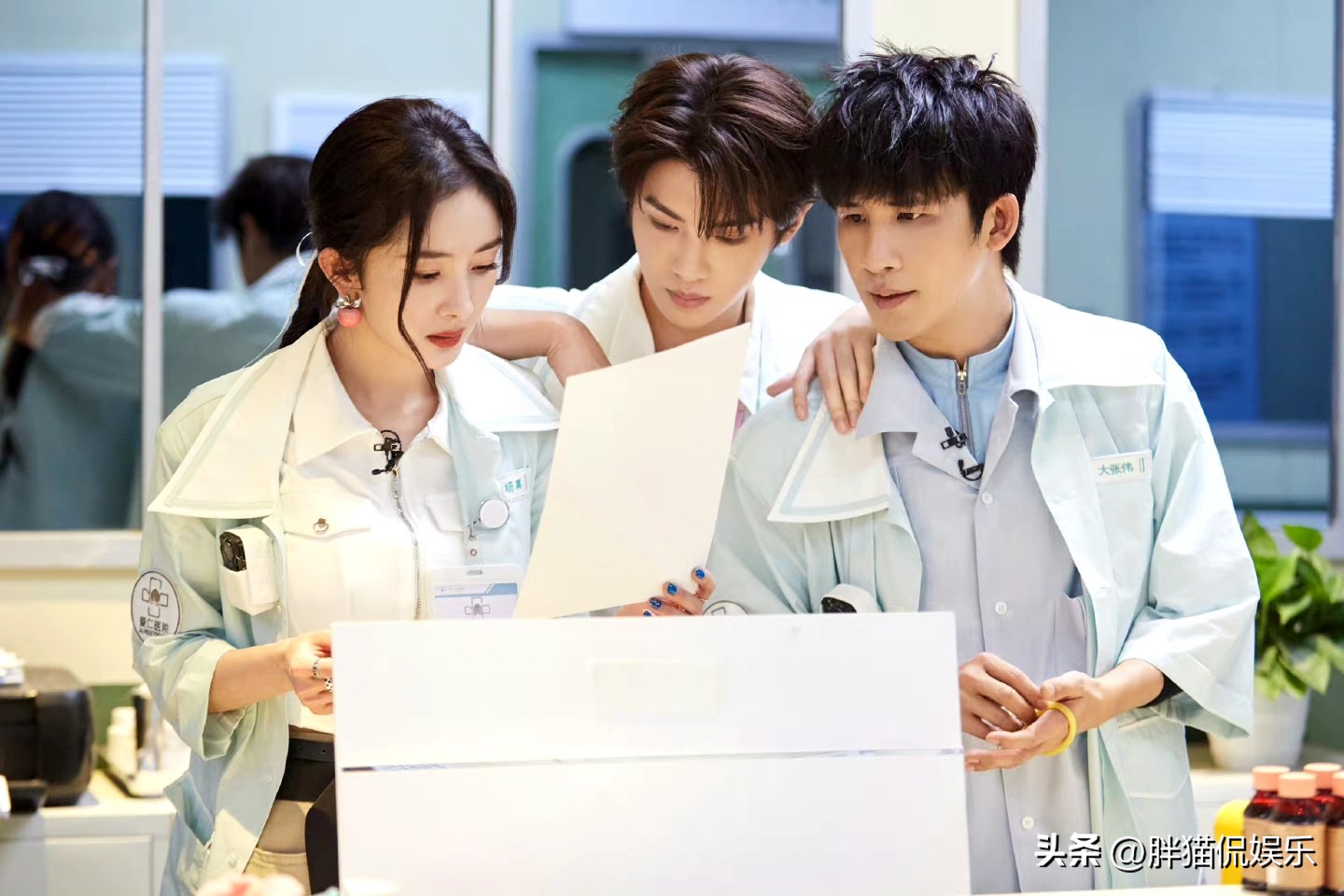 Yang Mi's variety show puts on a gown and turns into a female doctor ...