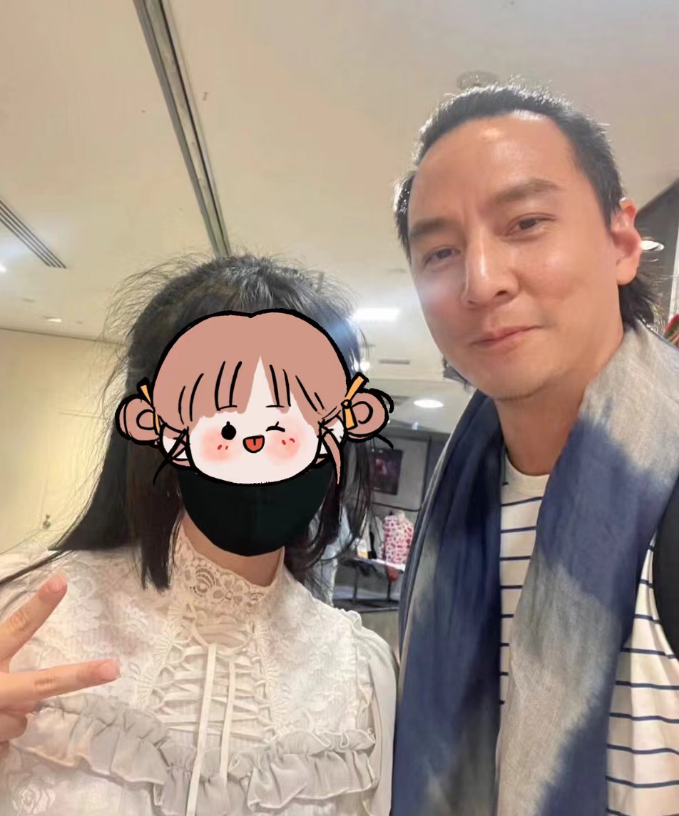 Wu Yanzu's family of three met by chance while traveling in Japan, the male god's hairline moved ...