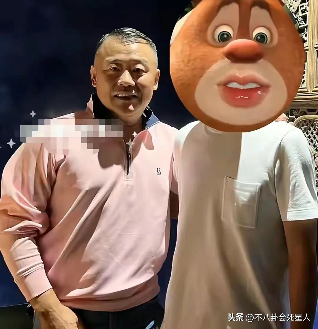 A recent photo of 55-year-old Zhou Libo was exposed, and his bald head ...