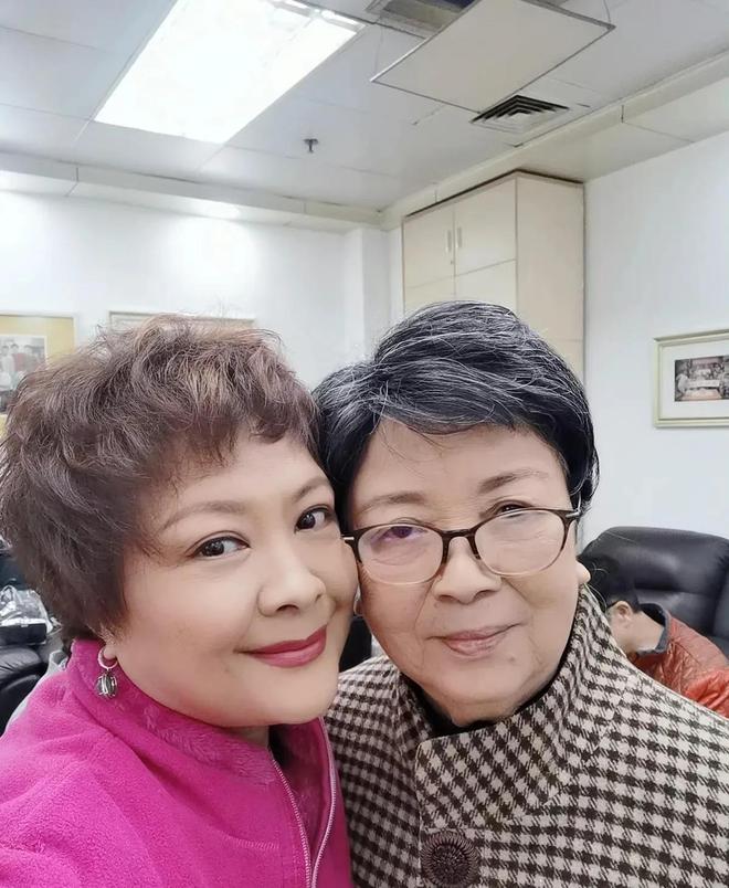 Hu Yanfen: She used to be pure and charming, but now she is reduced to ...