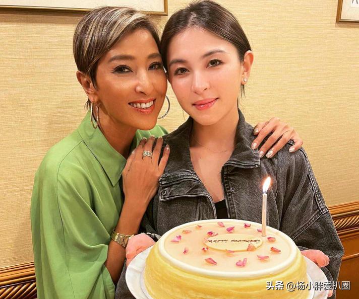 Zhang Zhilin showed up after the turmoil in the nightclub, with a gray ...