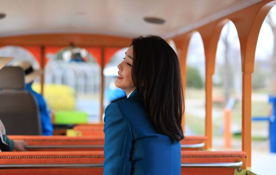 The 50-year-old first lady of South Korea's spring outing photo was ...