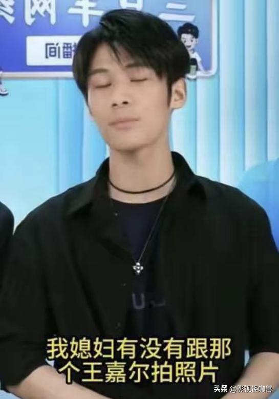 The concert becomes Vanity Fair! After holding hands with the door, the ...