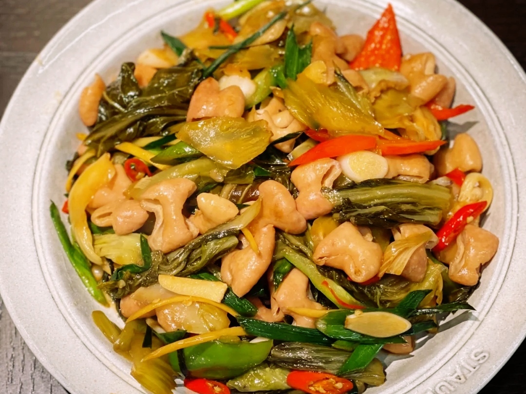 Stir-fried large intestines with sauerkraut, stir-fried small cabbage ...