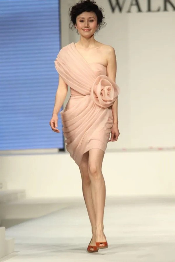 Yuan Quan's hair change is too beautiful to recognize!The seaweed hair ...