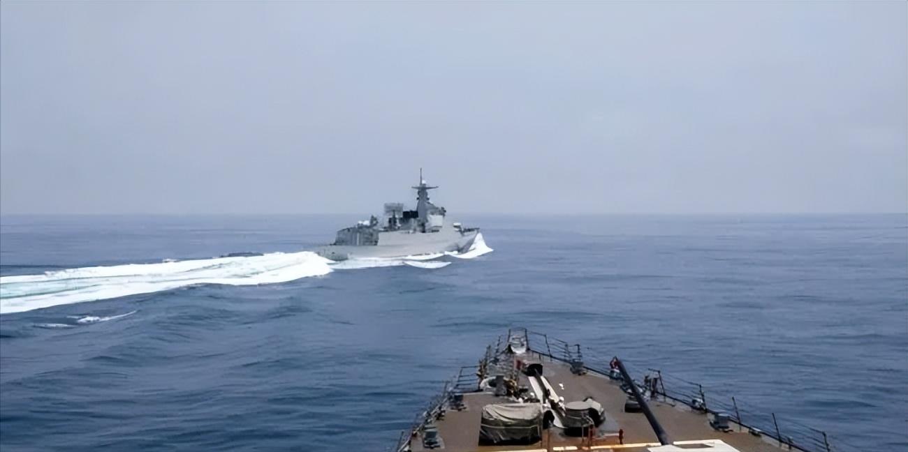 The bayonet fight was staged in the Taiwan Sea, and the 052D was inserted horizontally towards ...