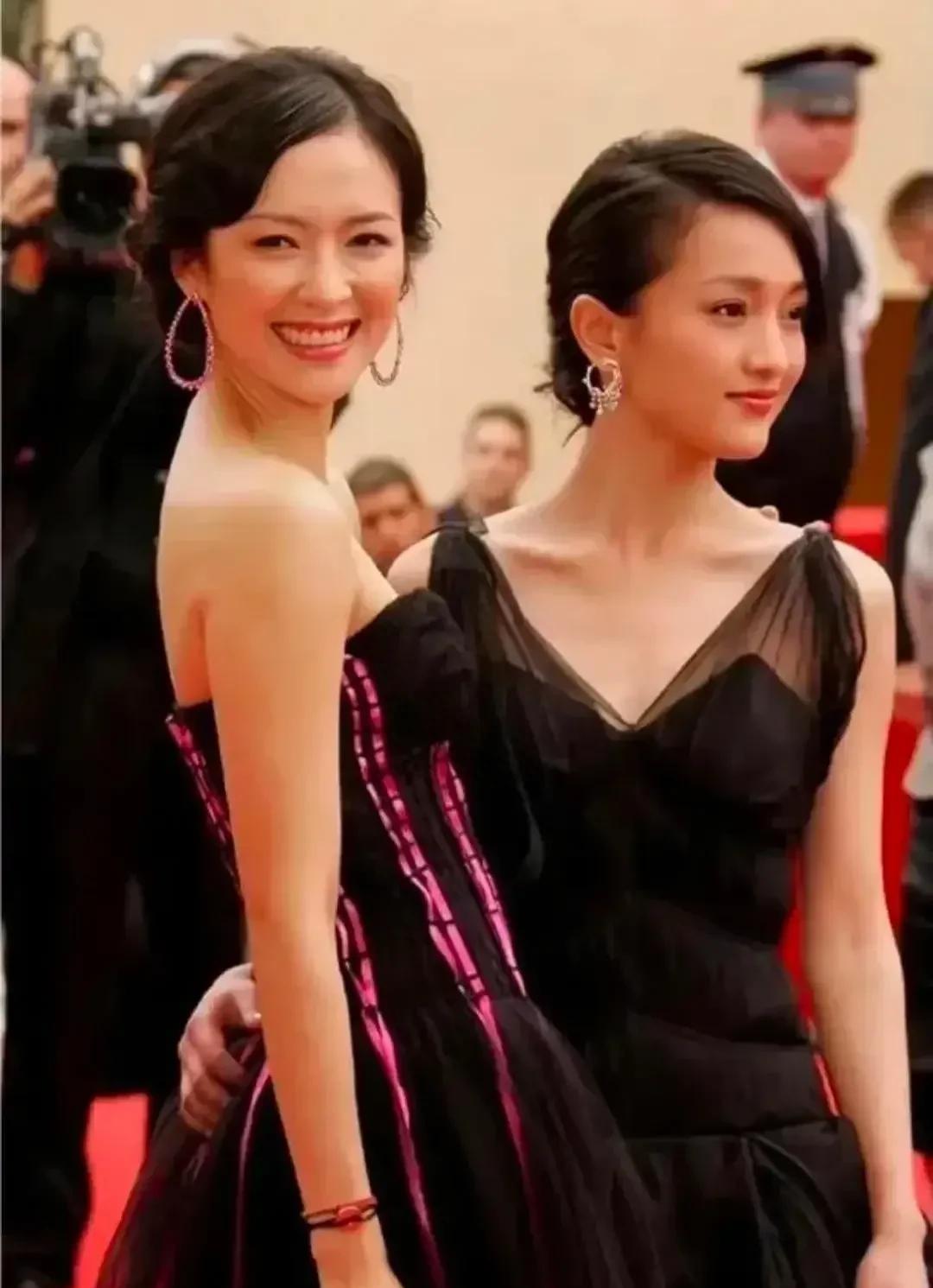 43-year-old Yin Tao and 35-year-old Zhao Liying are in the same frame ...