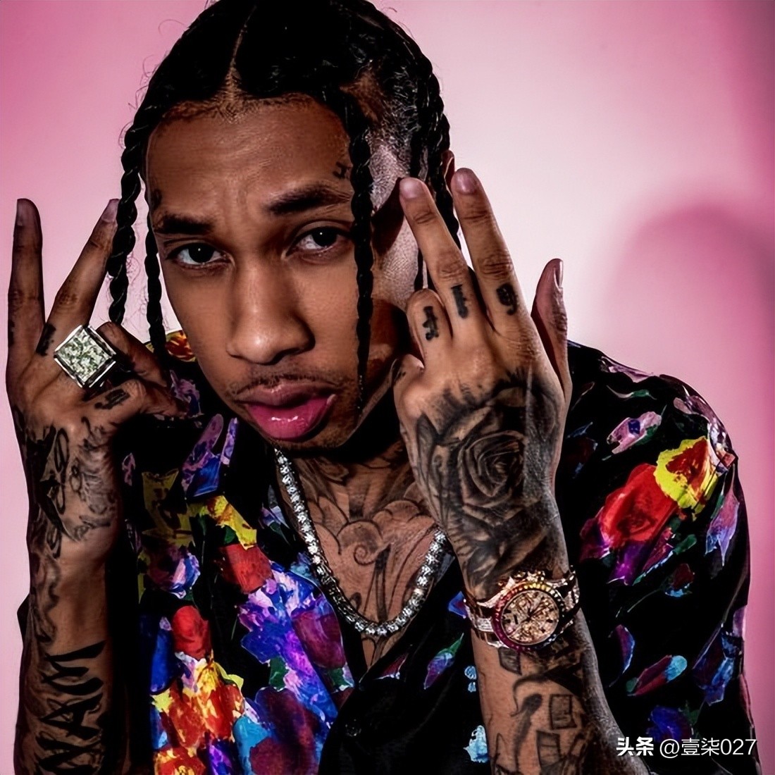 High-profile confession of love! Avril Lavigne kisses rapper Tyga in ...