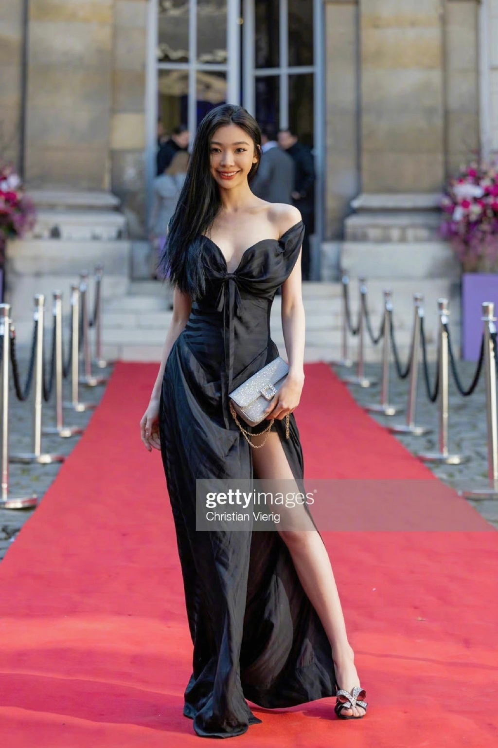 Yi Mengling looks so beautiful in Paris Fashion Week! These long legs ...
