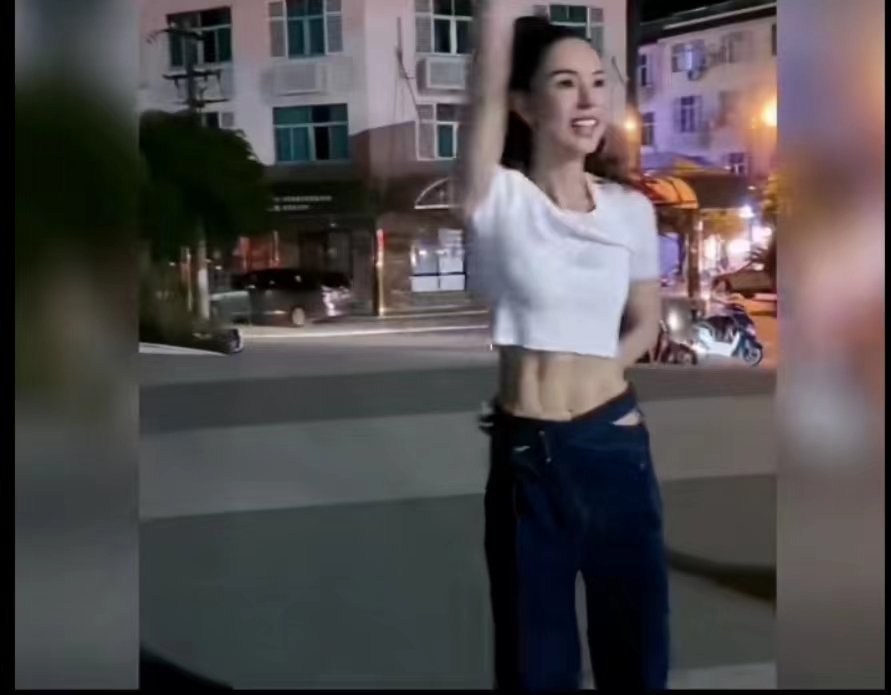 57-year-old Li Ruotong danced in the square, showed off her 8-pack abs, and chatted with her ...