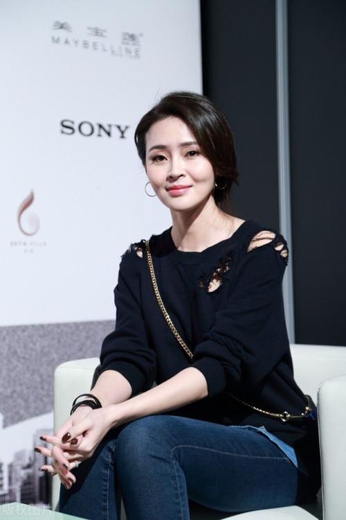 Yu Mingjia, who is 40+, looks really interesting in her outfits, she ...