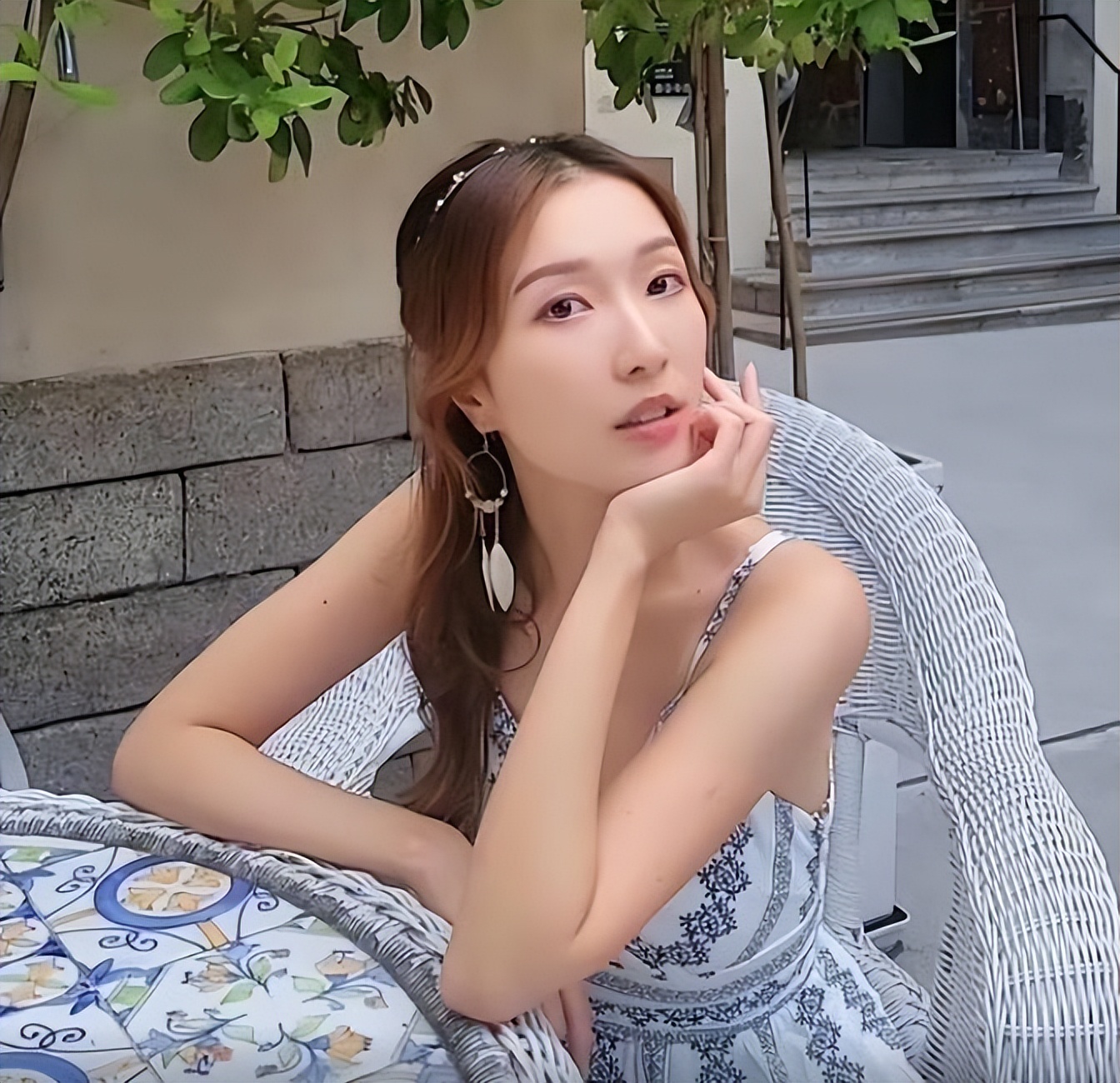 Guo Jiawen went out to play during the holidays, and the roses were ...