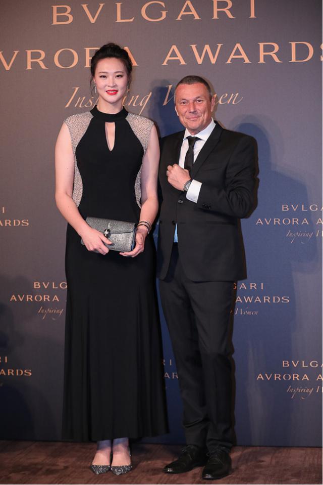 The 192cm Hui Ruoqi is really aura, wearing a long black dress with a ...