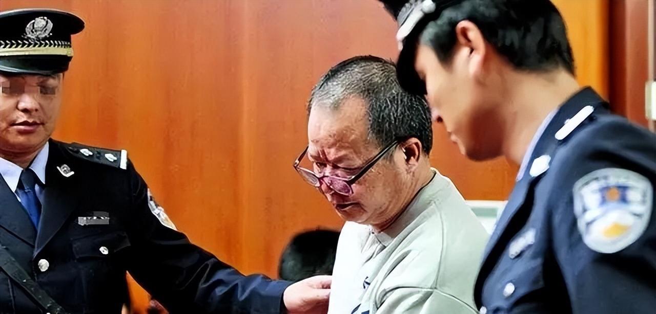 Holding a lover during the day and going to Macau at night, the absurd life of the wonderful ...