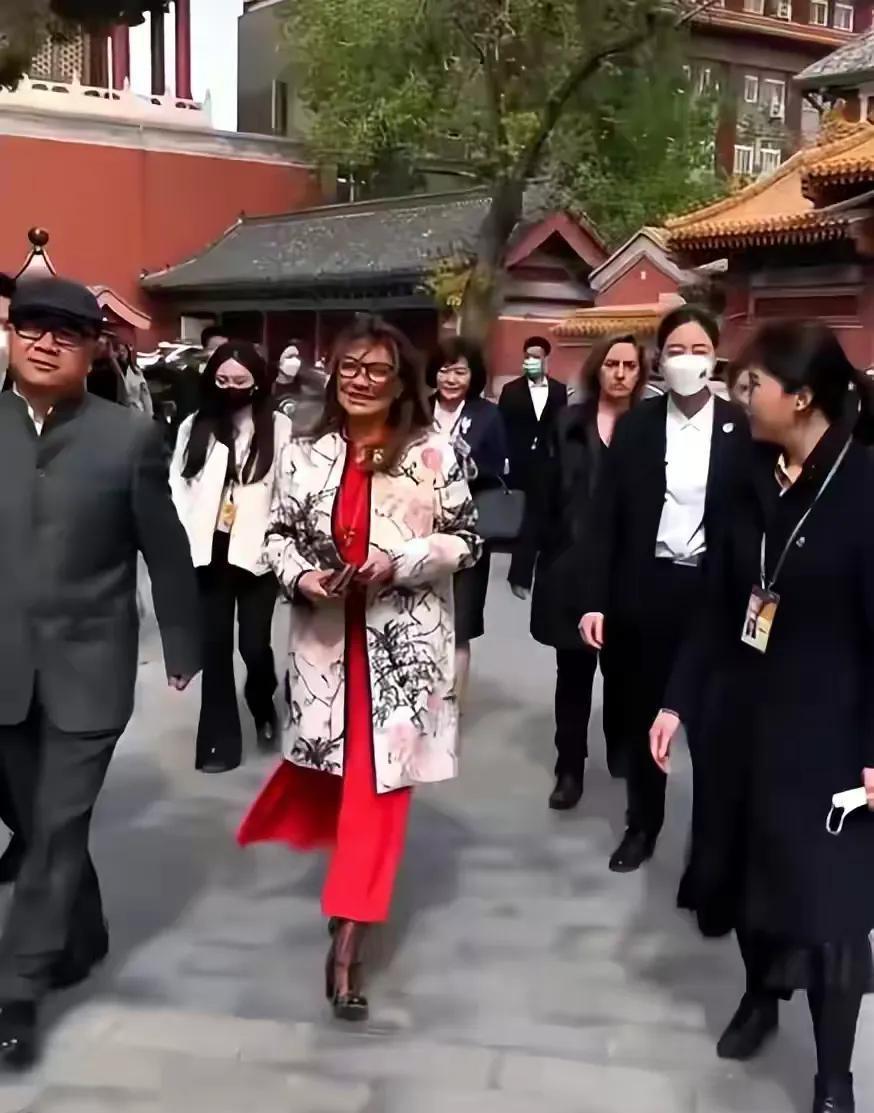 The first lady of Brazil visited the Forbidden City, and the beautiful ...