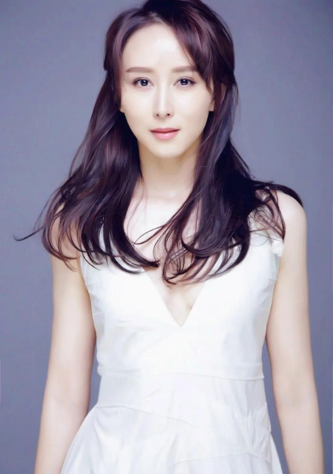 Appreciation of beautiful photos of Hu Jing - iNEWS