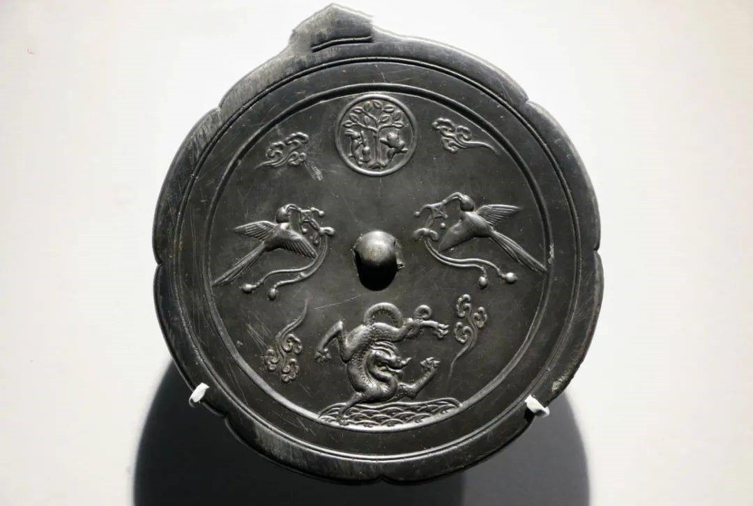 A brief analysis of the research on "mirror" image works in the art of ...