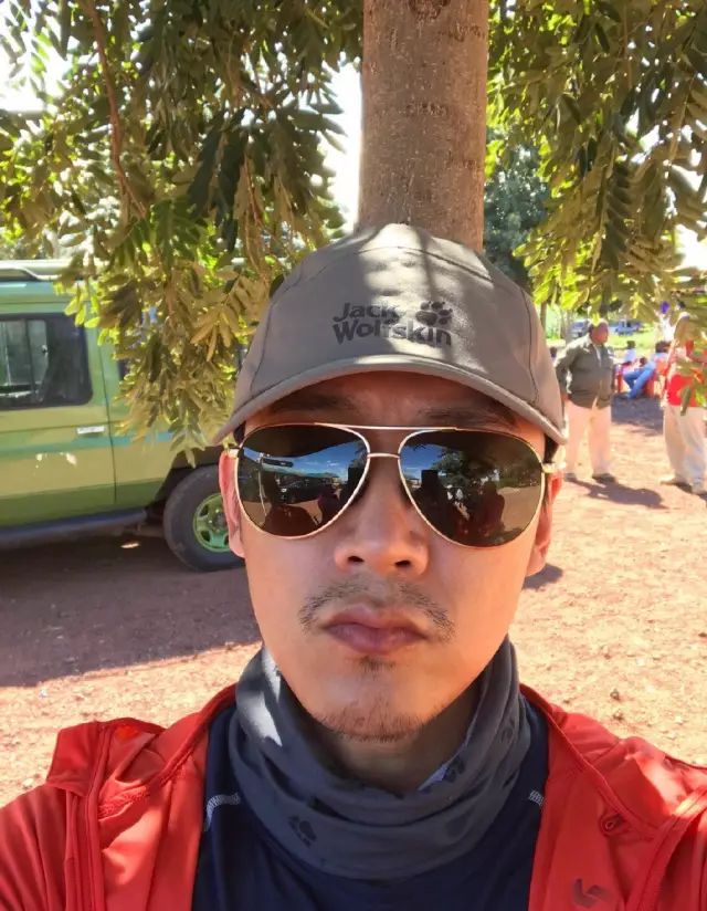 Lu Yi opened his voice and sang the theme song of "That Moment", Mr ...