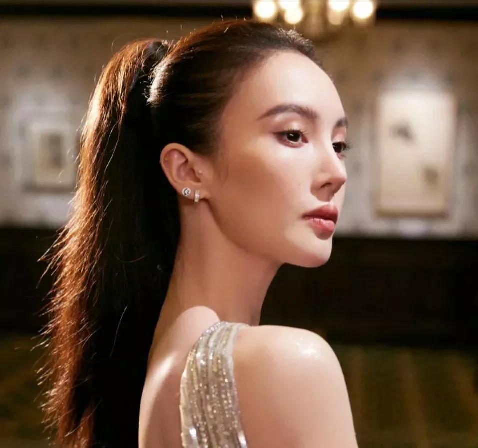 The porcelain teeth of these actors are played one by one - iMedia