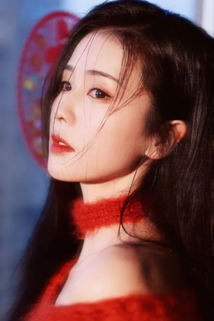 Bailu posted a beautiful photo on Weibo to show his career line!The ...