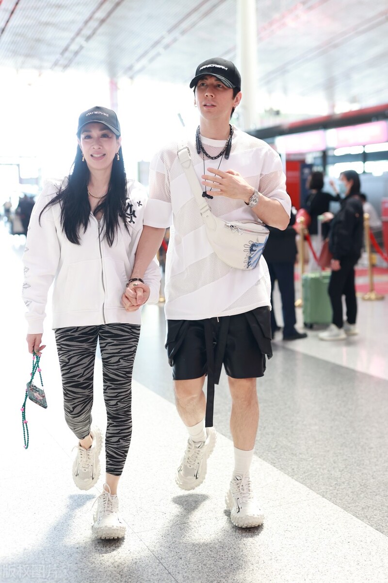 Christy Chung and Zhang Lunshuo kiss at the airport to show their love ...