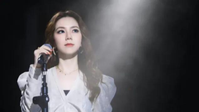 Deng Ziqi, who completed 140 concerts at the age of 27, is the power of ...