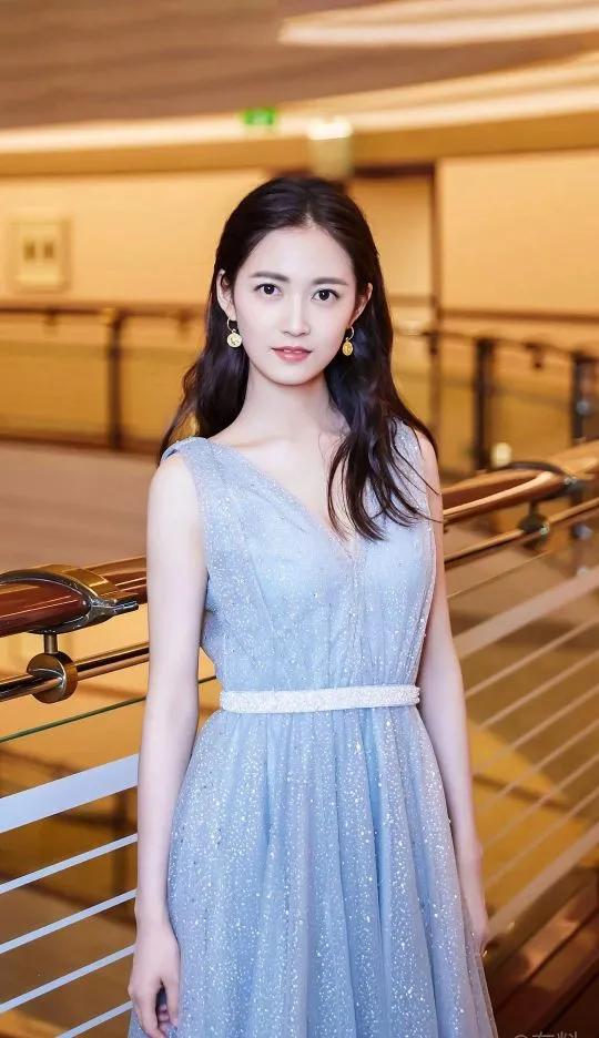 Pure and beautiful Chen Yuqi - iNEWS