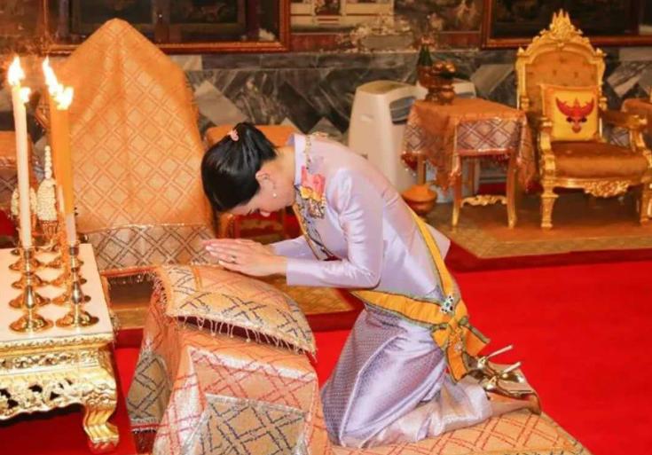 Suthida left the palace with her forefoot, and the Queen of Thailand ...