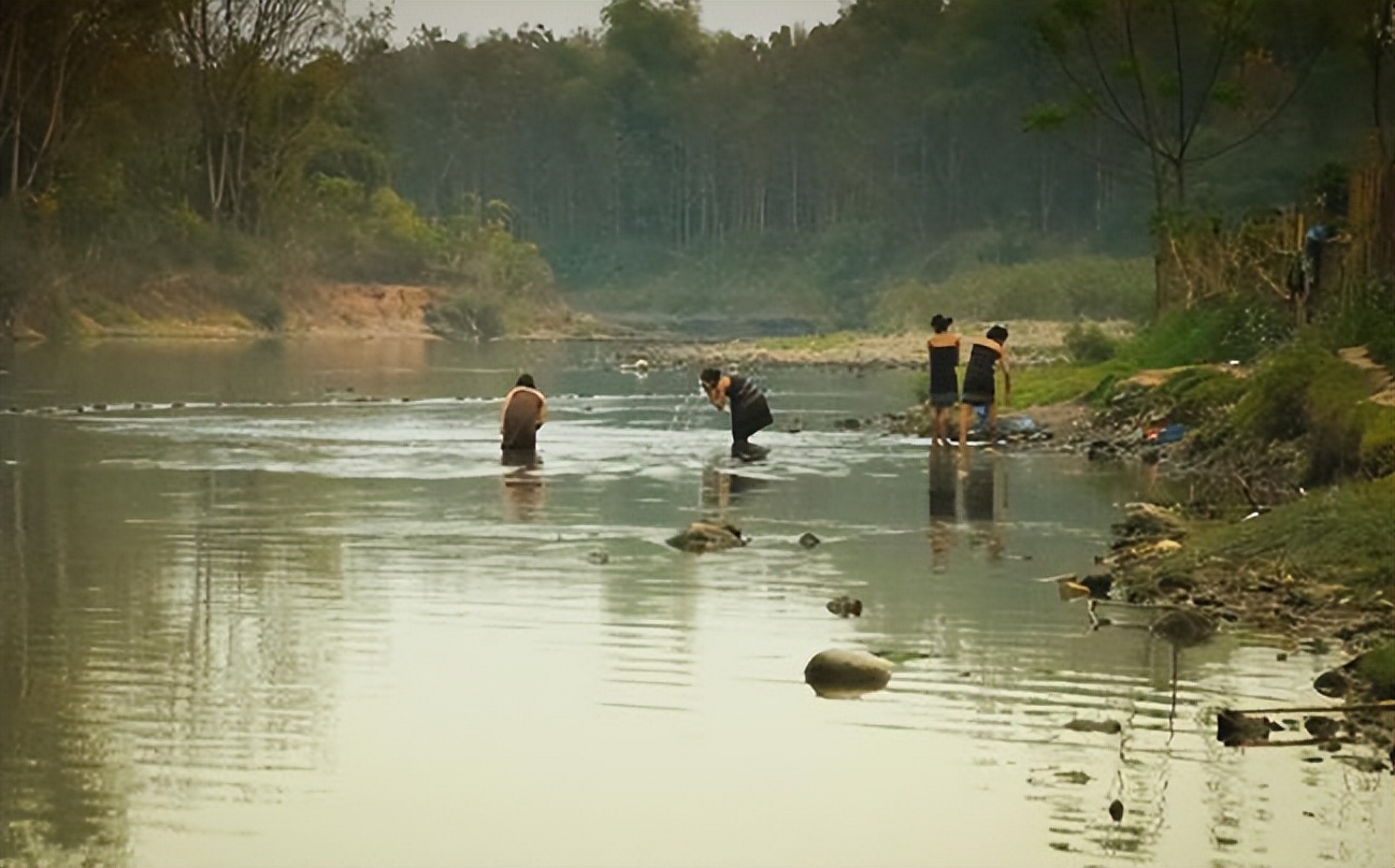 Laos tourism real shot: there are women bathing and washing clothes in ...