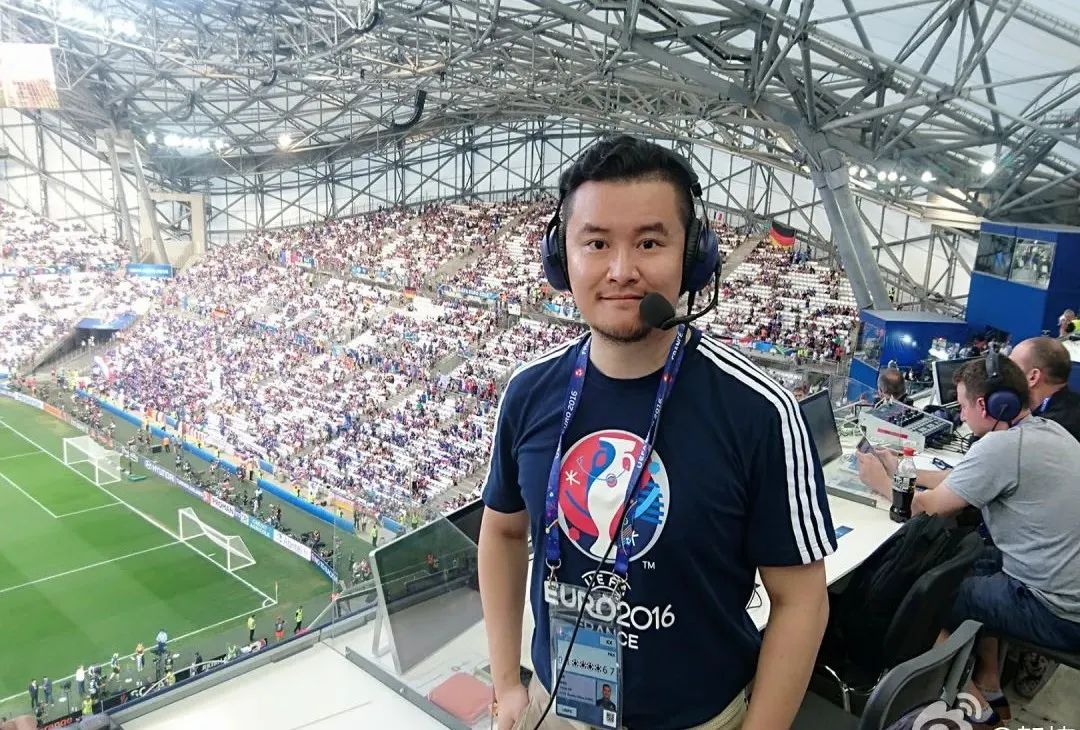 Well-known football commentator He Wei: A stable and clear large screen ...