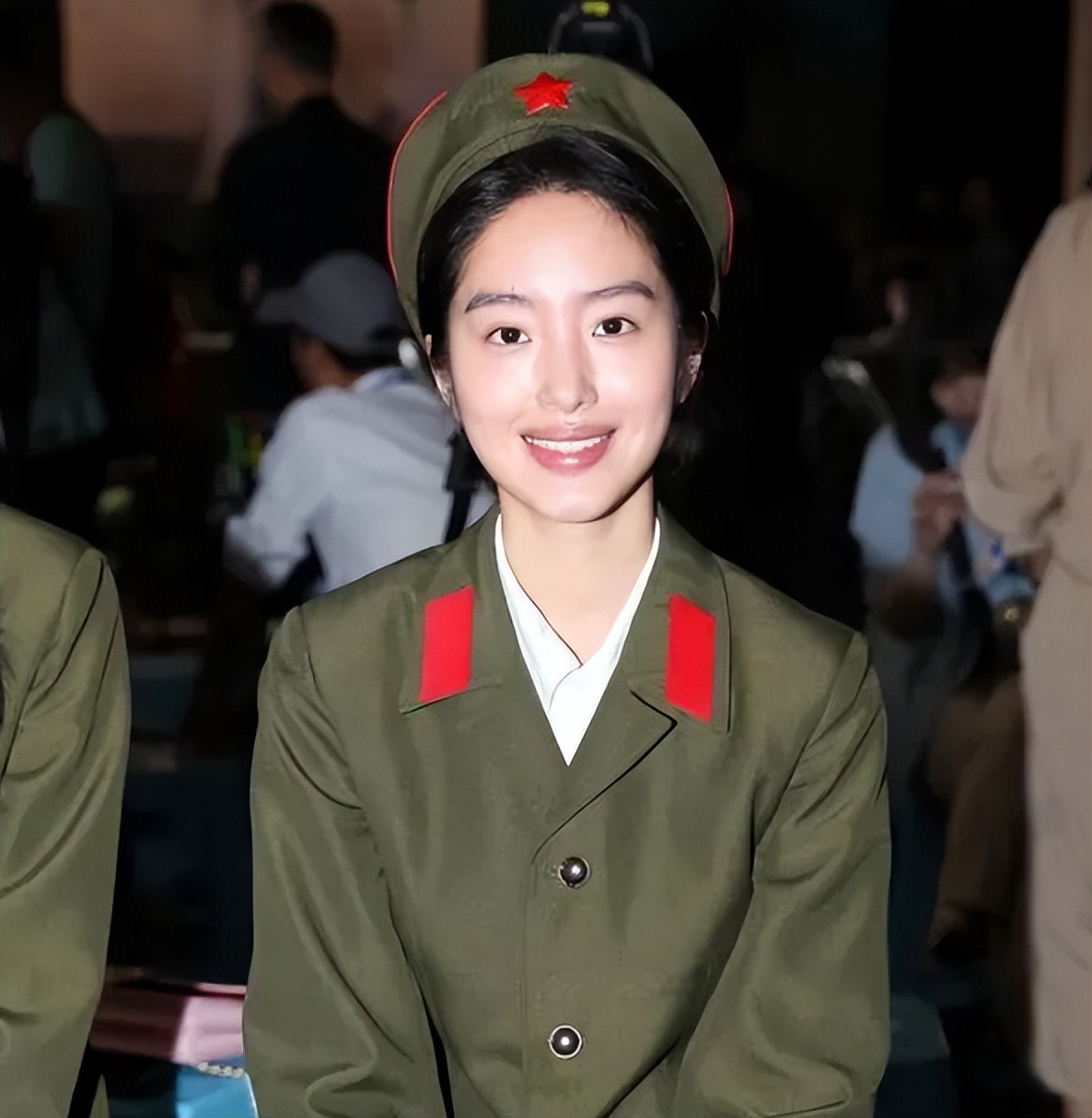 The 61-year-old rich man Chen Jinfei has a new date, and the kisses on the street are like glue ...